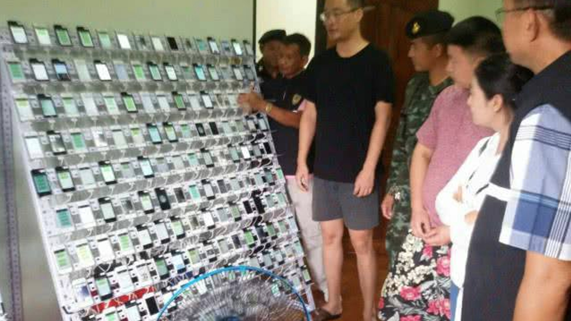 So sieht eine Klick-Farm in Thailand, die Fake-Likes produziert, von ...