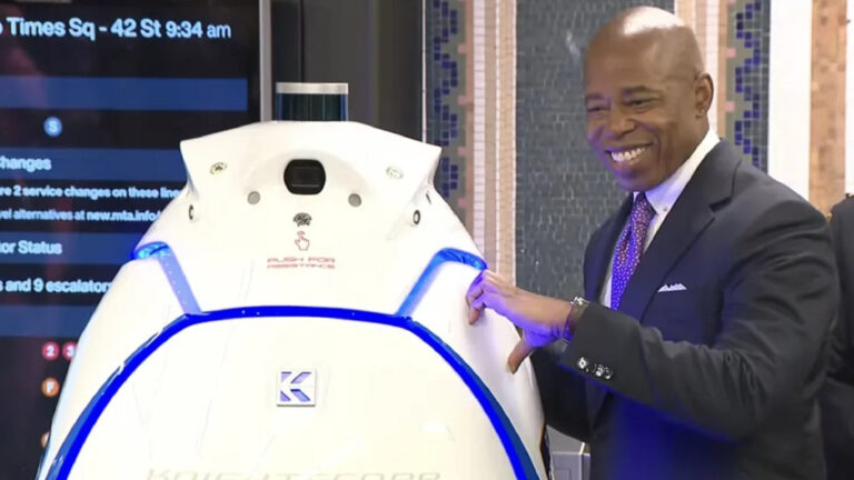 "RoboCop" in New York überwacht U-Bahn-Station