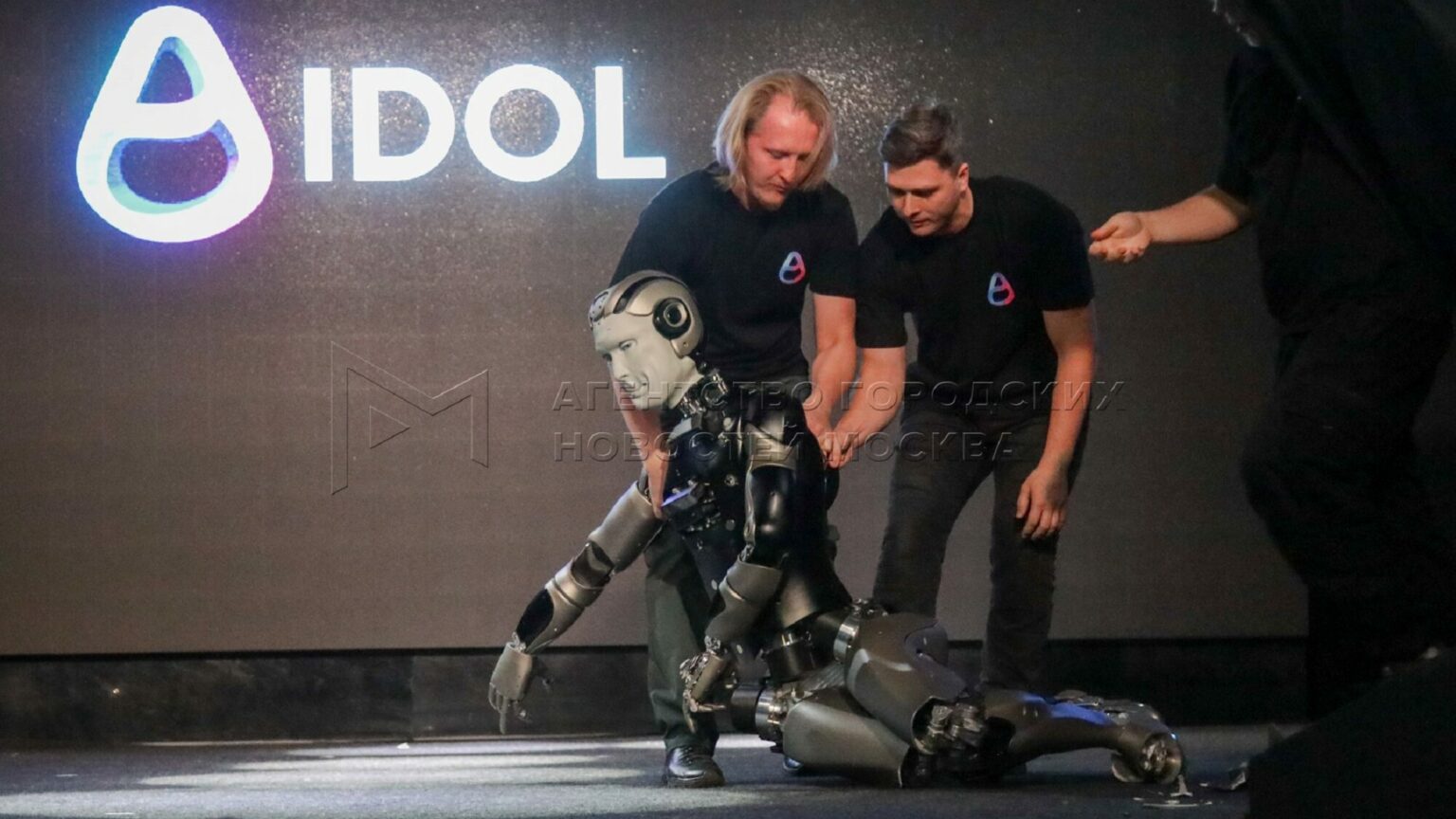 AIdol: Russischer Roboter legt bei Präsentation Bauchfleck hin